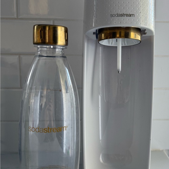 Sodastream | Kitchen | Sodastream White Sparkling Water Maker With Gold ...